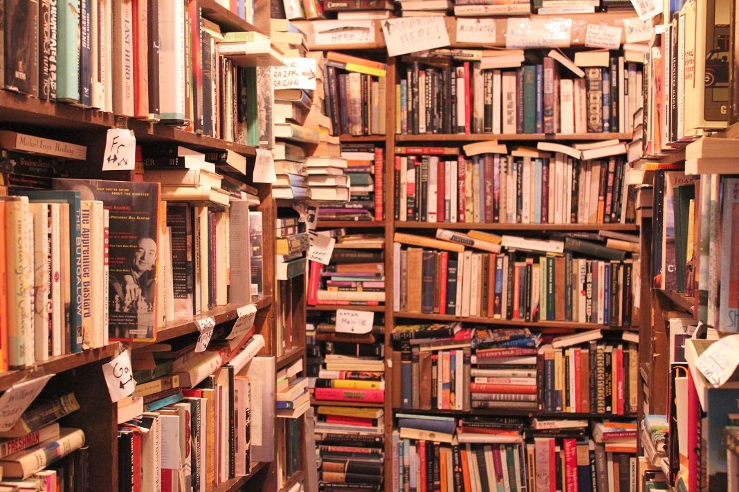 Motivul pentru care ar trebui să cumperi mai multe cărți decât poți ...